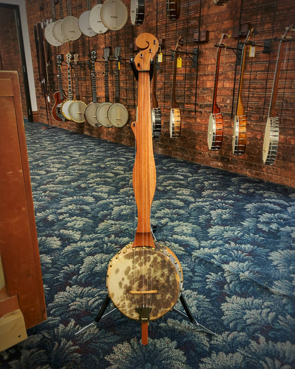 Menzies 4-String Fretless Gourd banjo, #403 – Elderly Instruments